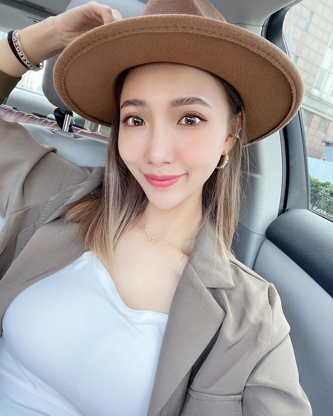 国外网红 Mina L 日常美图在线分享 – 觅爱图